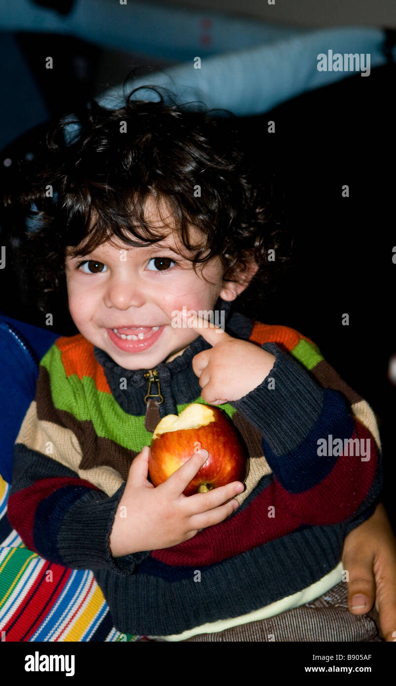 A young boy says the word for apple using the baby sign language he ...