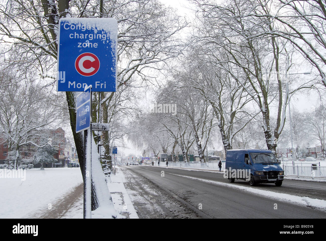 Empty london bus hi-res stock photography and images - Alamy