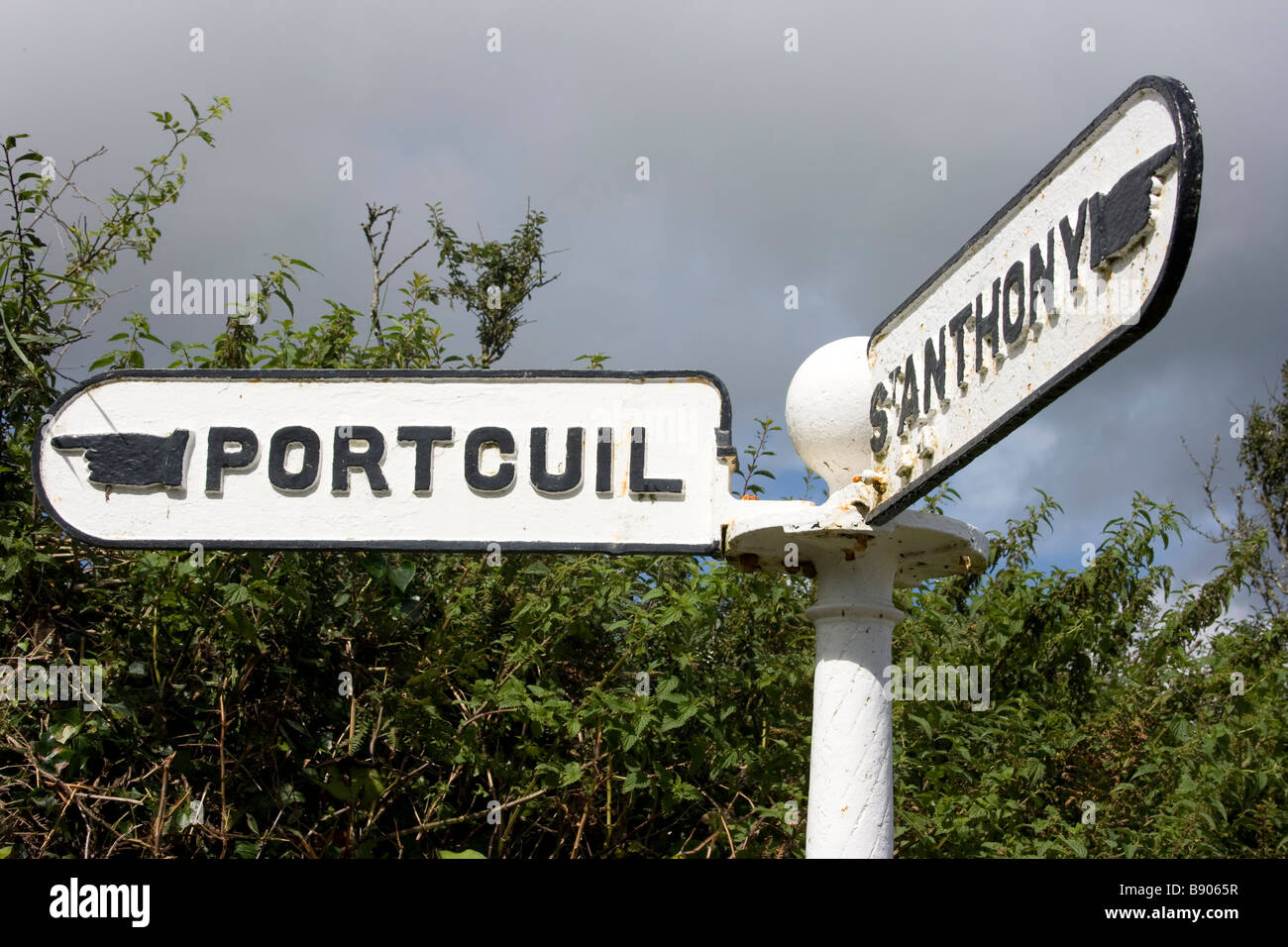 Traditional english signpost hi-res stock photography and images - Alamy