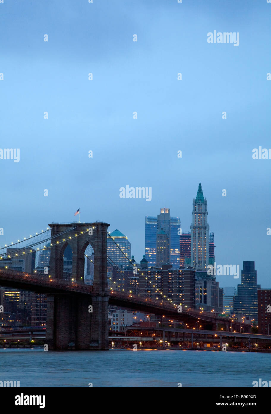 Brooklyn Bridge and Manhattan skyline At Night 2008 Stock Photo - Alamy