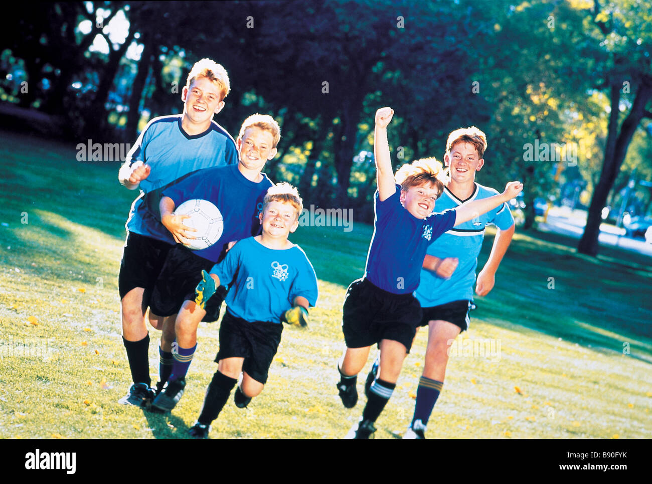 FL2815, MAD COW STUDIO; Soccer boys cheering ball Stock Photo - Alamy