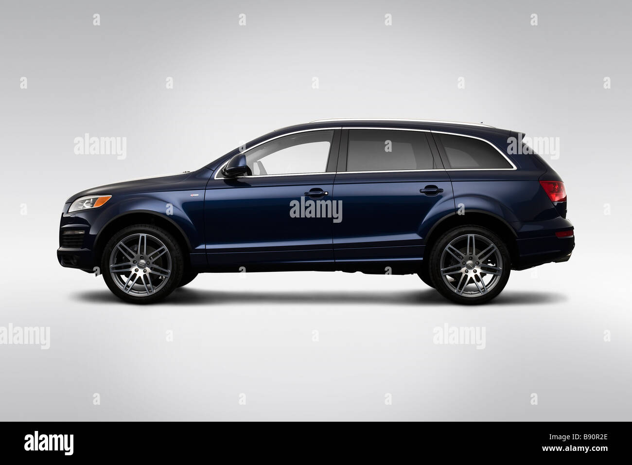 Blue audi q7 hi-res stock photography and images - Alamy