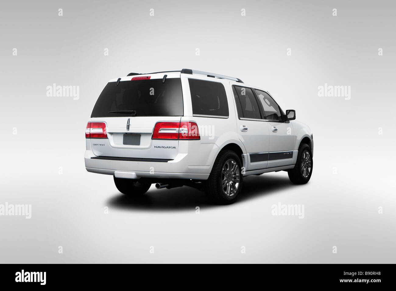 2009 Lincoln Navigator in White - Rear angle view Stock Photo - Alamy