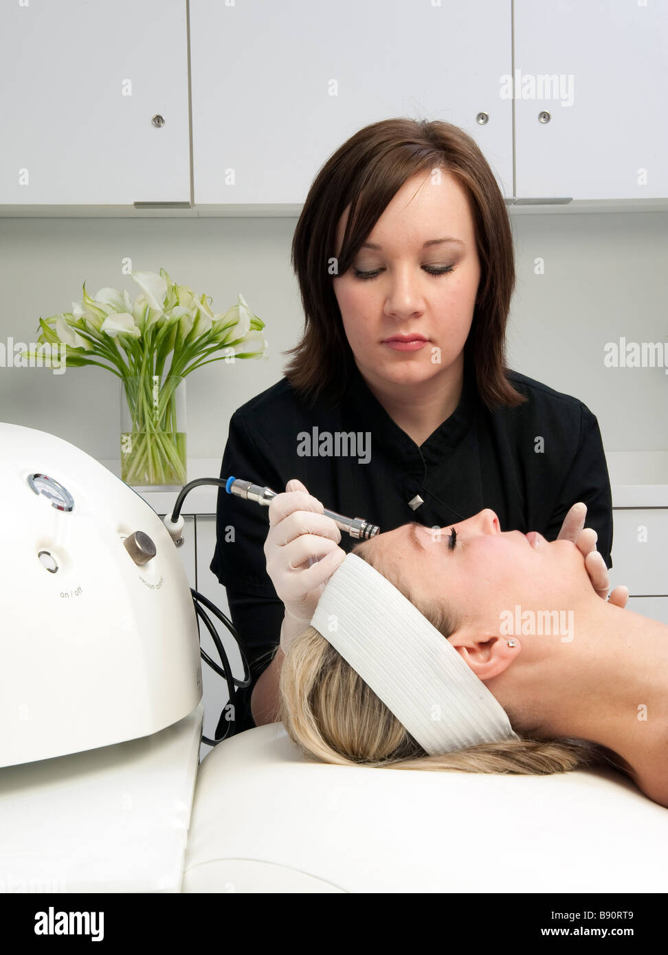 Dermaplaning hi-res stock photography and images - Alamy