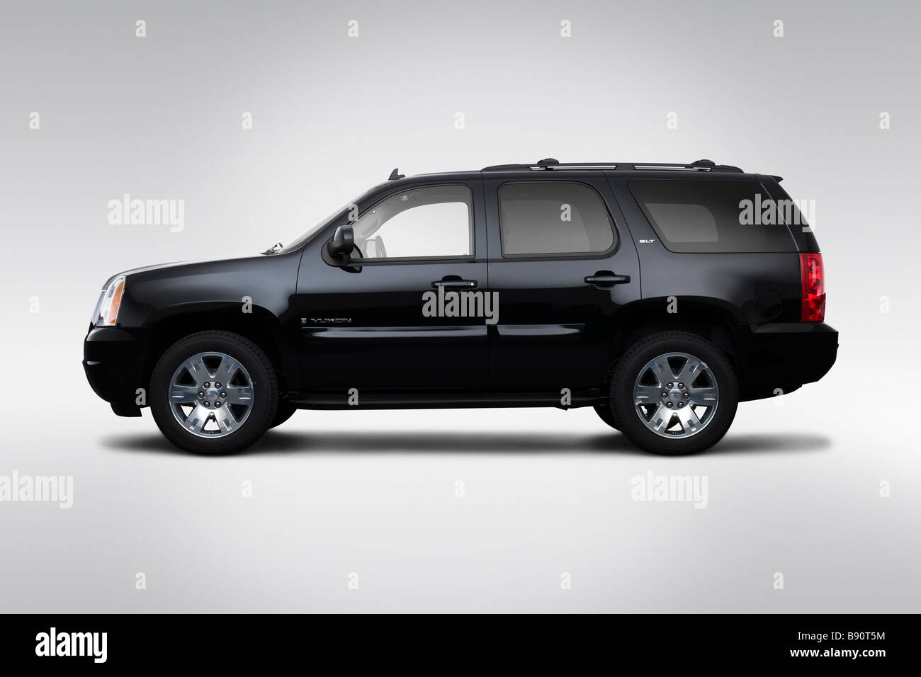 2009 GMC Yukon SLT in Black - Drivers Side Profile Stock Photo - Alamy