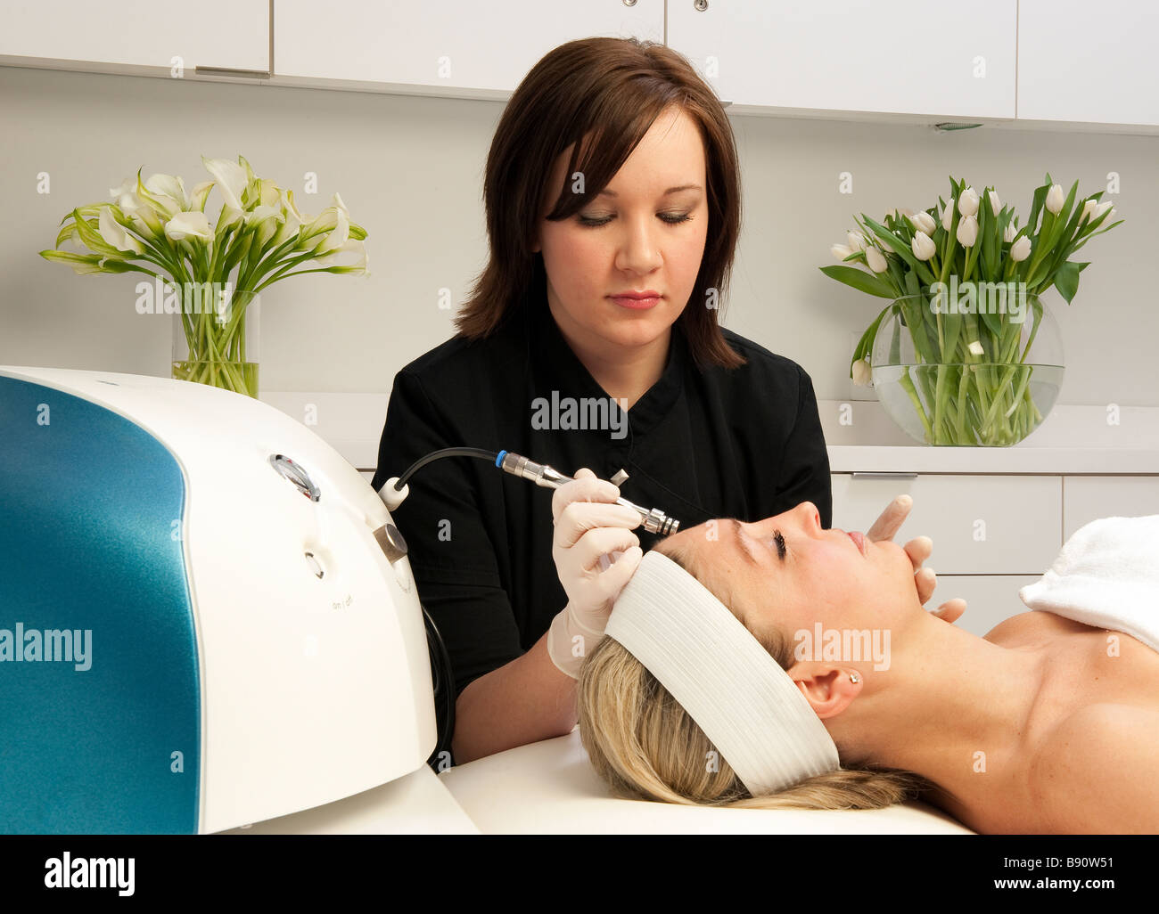 Dermaplaning hi-res stock photography and images - Alamy
