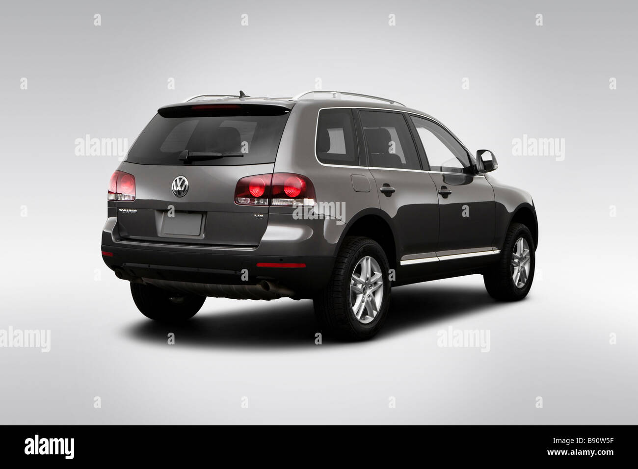 2009 Volkswagen Touareg 2 VR6 in Gray - Rear angle view Stock Photo - Alamy