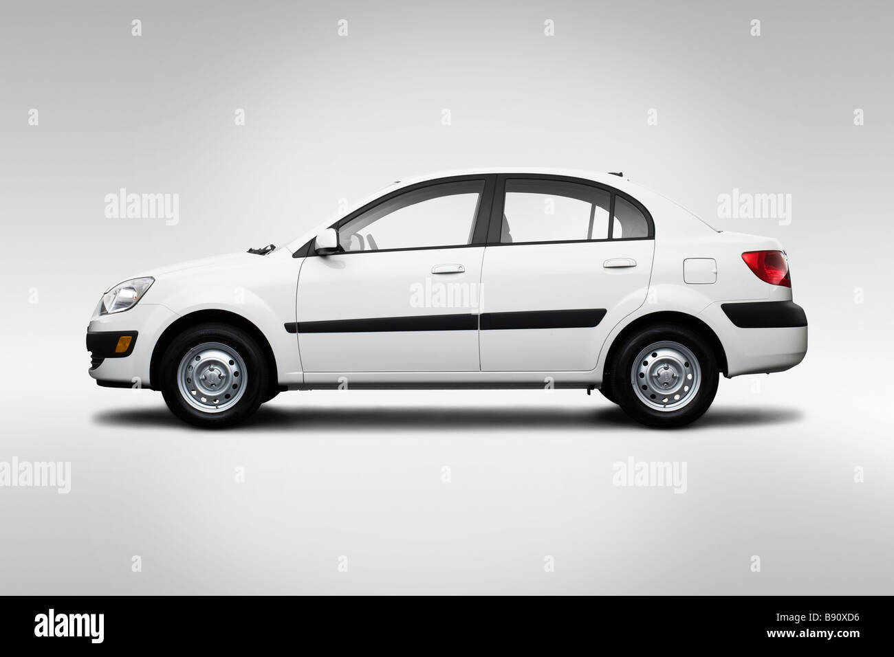 2009 Kia Rio Base in White - Drivers Side Profile Stock Photo - Alamy