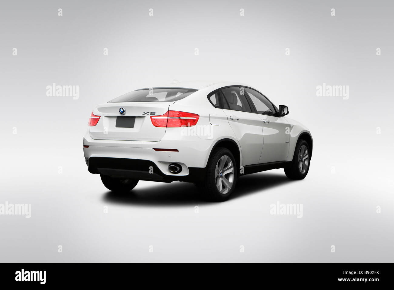 2009 BMW X6 xDrive 35i in White - Rear angle view Stock Photo - Alamy