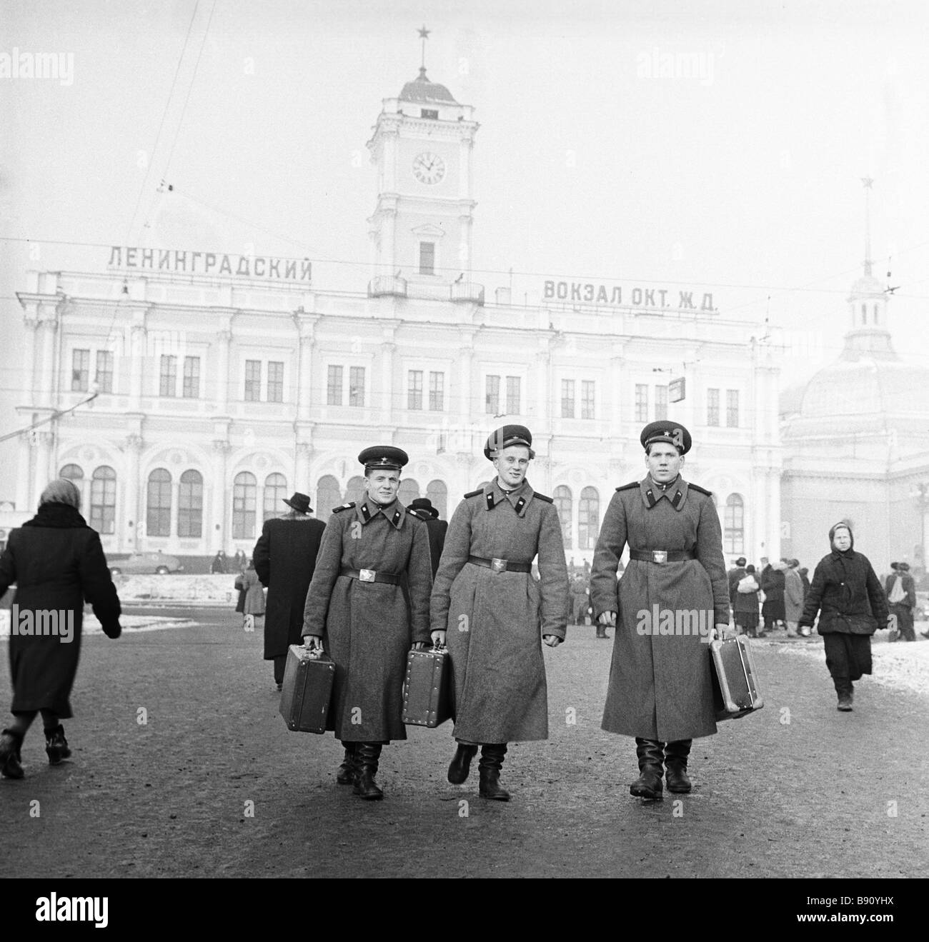 Demobbed soldiers coming back home Stock Photo - Alamy