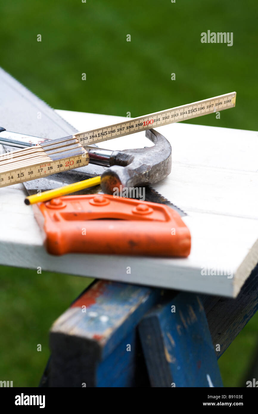 Hammer and saw hi-res stock photography and images - Alamy