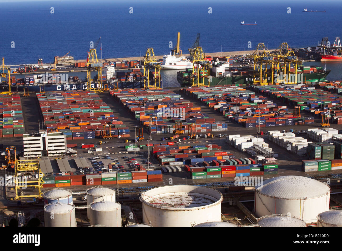 Lifting of goods hi-res stock photography and images - Alamy