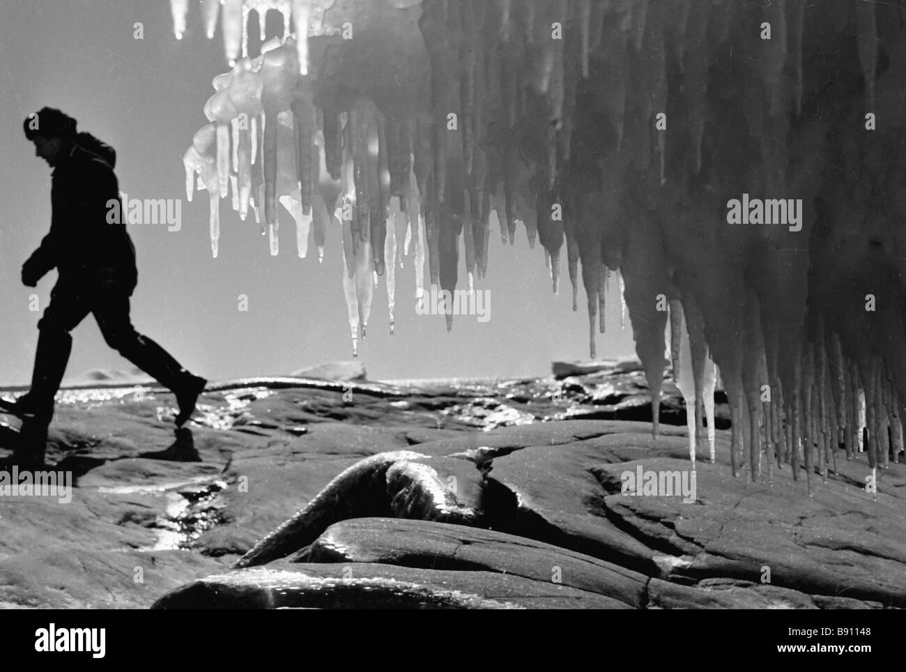 Ice and snow melt during short Antarctic summer at Molodyozhnaya ...