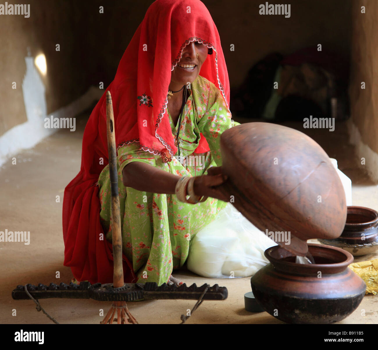 India Rajasthan Jaisalmer woman working in a kitchen Stock Photo - Alamy