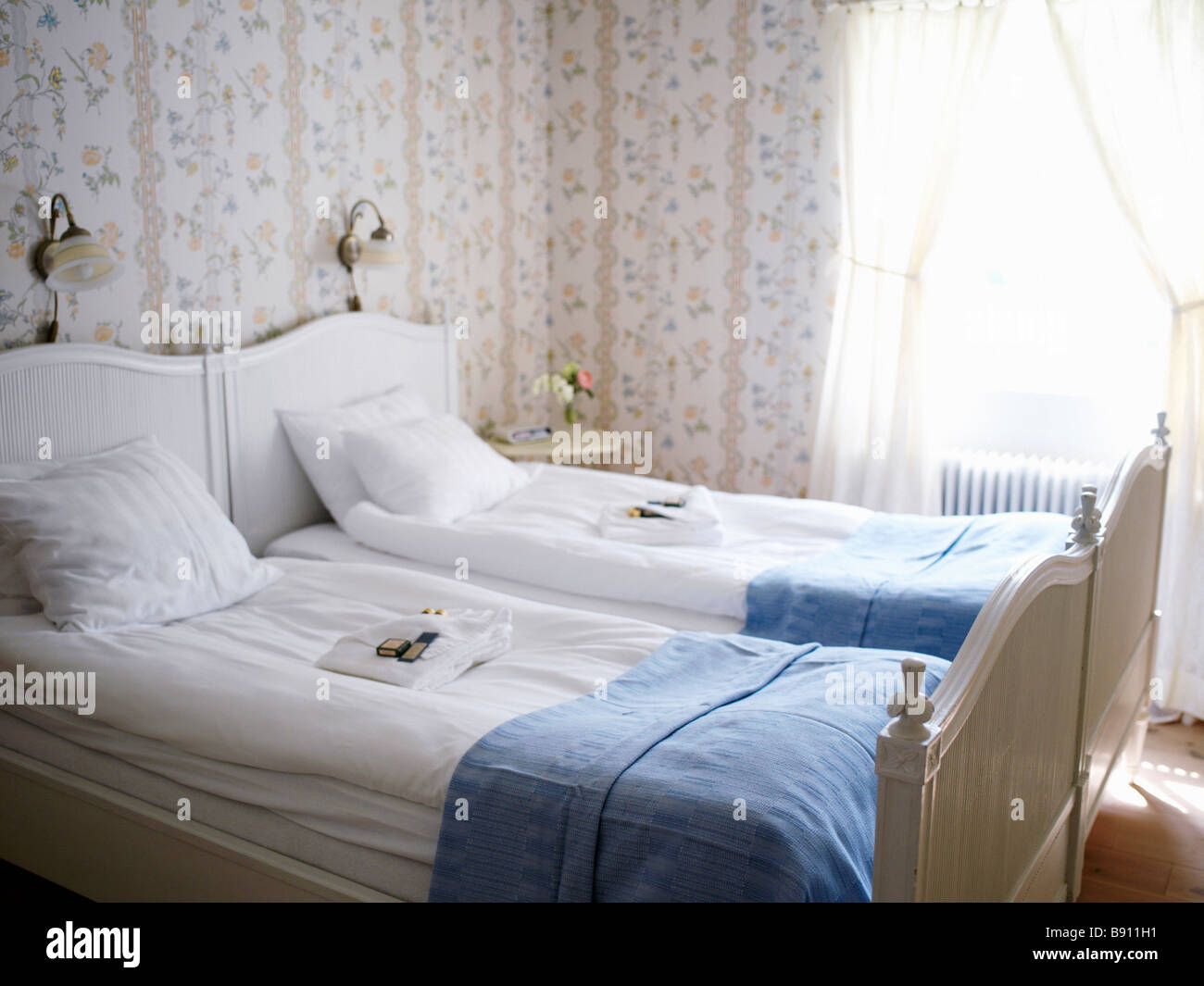 Two beds in a bedroom Stock Photo - Alamy