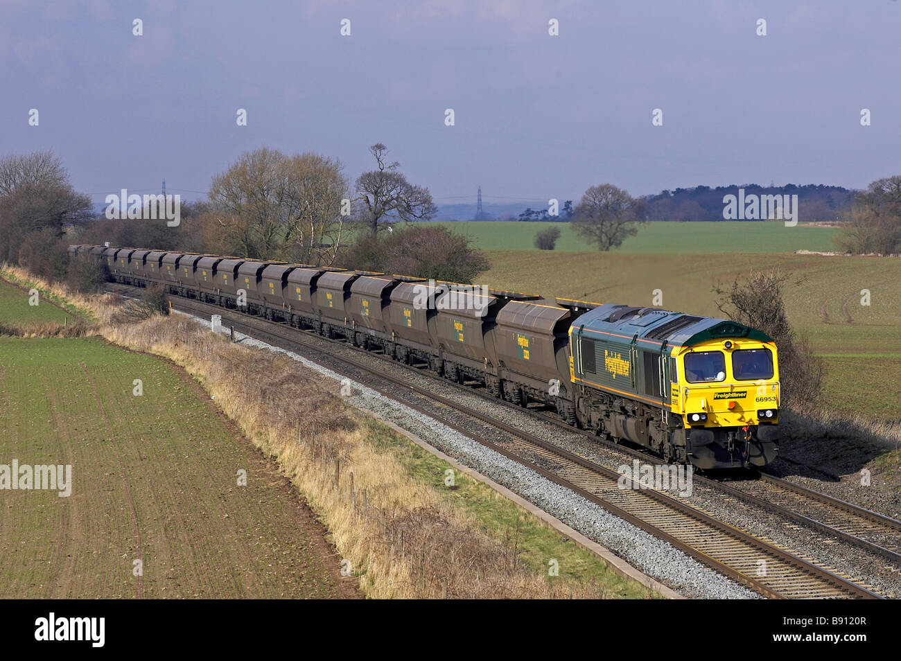 Freightliner 66953 heads through Portway with 4G92 barrow Hill Daw Mill ...
