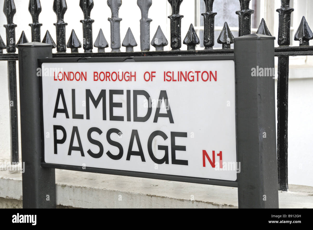 London borough of islington sign hi-res stock photography and images ...