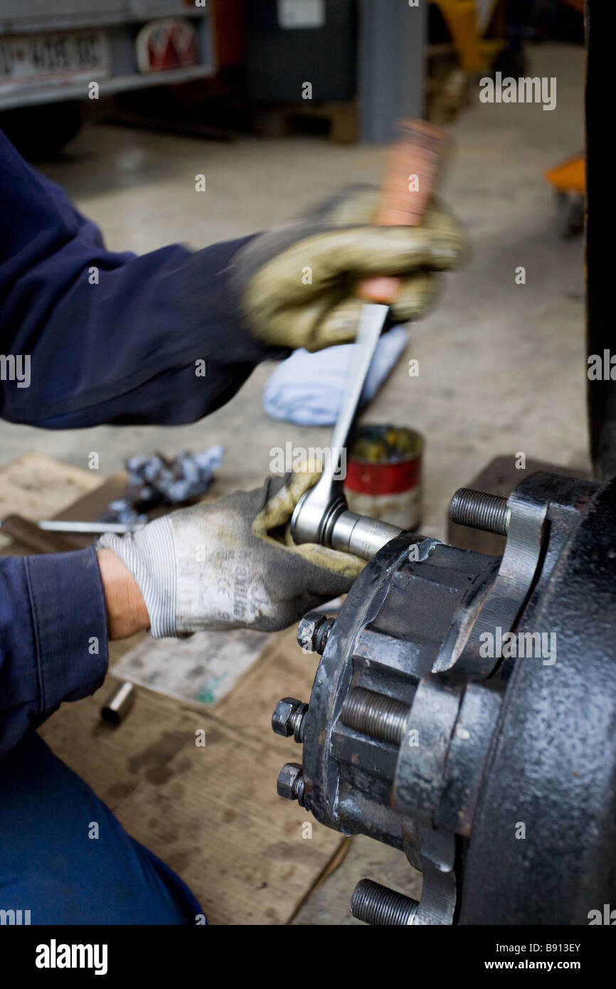mechanic at work Stock Photo - Alamy