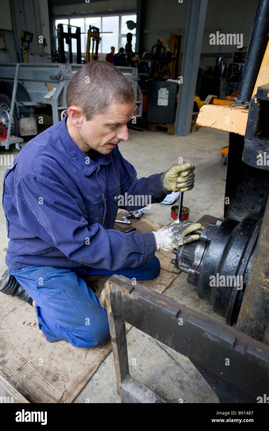 mechanic at work Stock Photo - Alamy