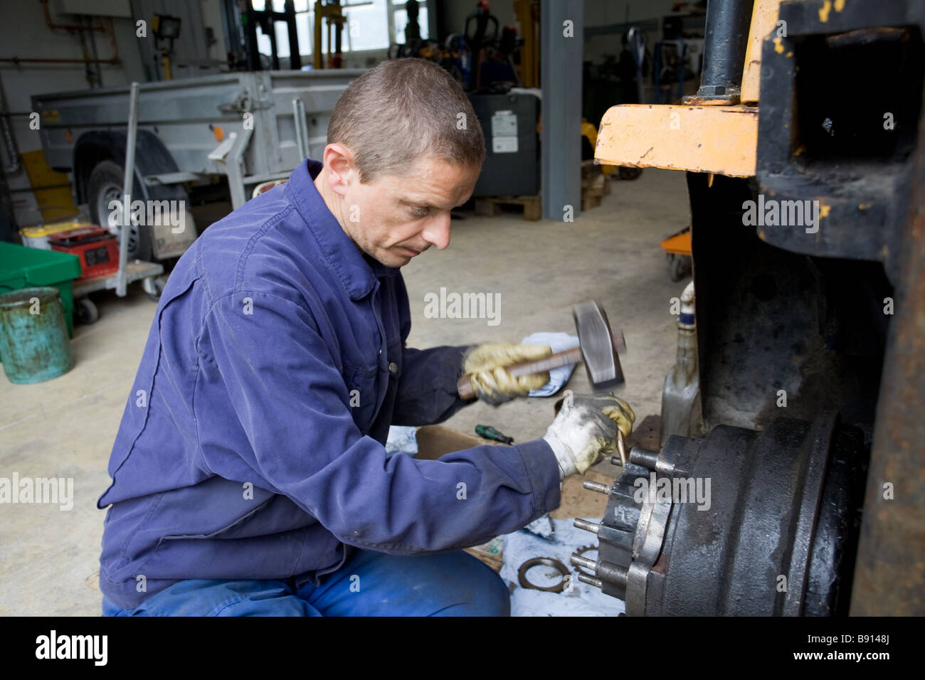 Mechanician work in auto hi-res stock photography and images - Alamy