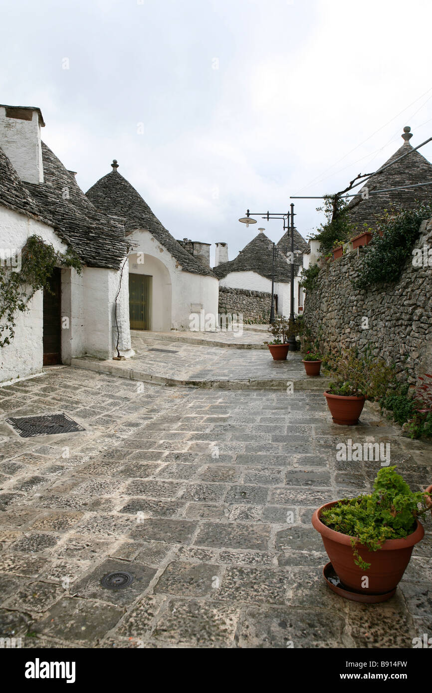 A street in Alberobello, Bari, Apulia, Southern Italy Stock Photo - Alamy