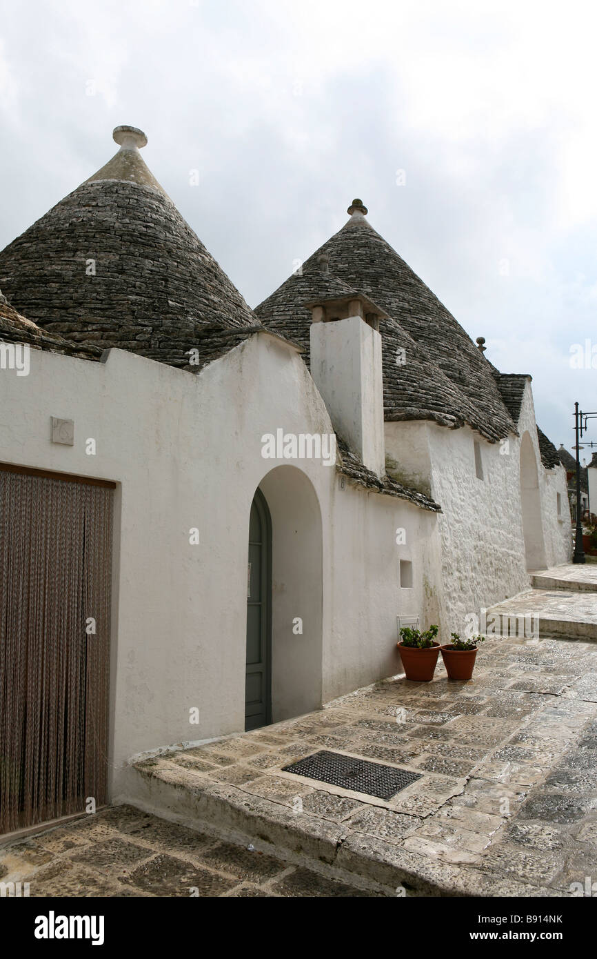 A street in Alberobello, Bari, Apulia, Southern Italy Stock Photo - Alamy