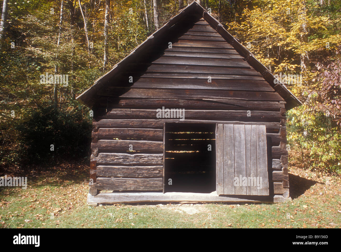 Rough cut log cabin hi-res stock photography and images - Alamy