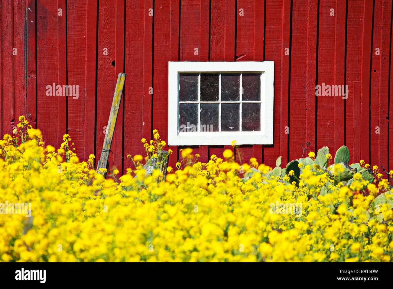 Red barn window hi-res stock photography and images - Alamy