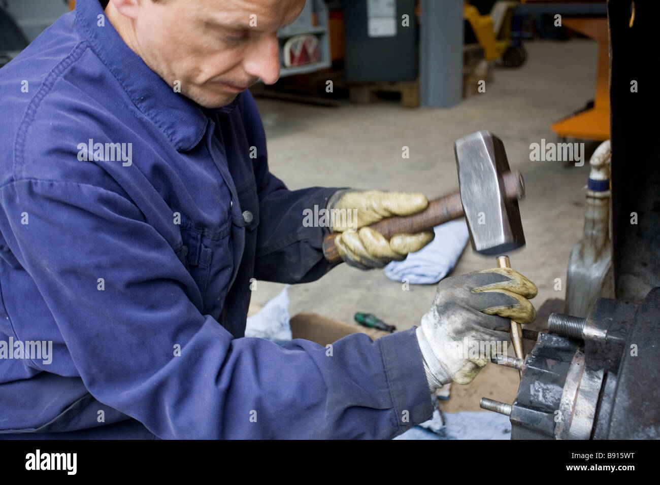 Mechanician work in auto hi-res stock photography and images - Alamy