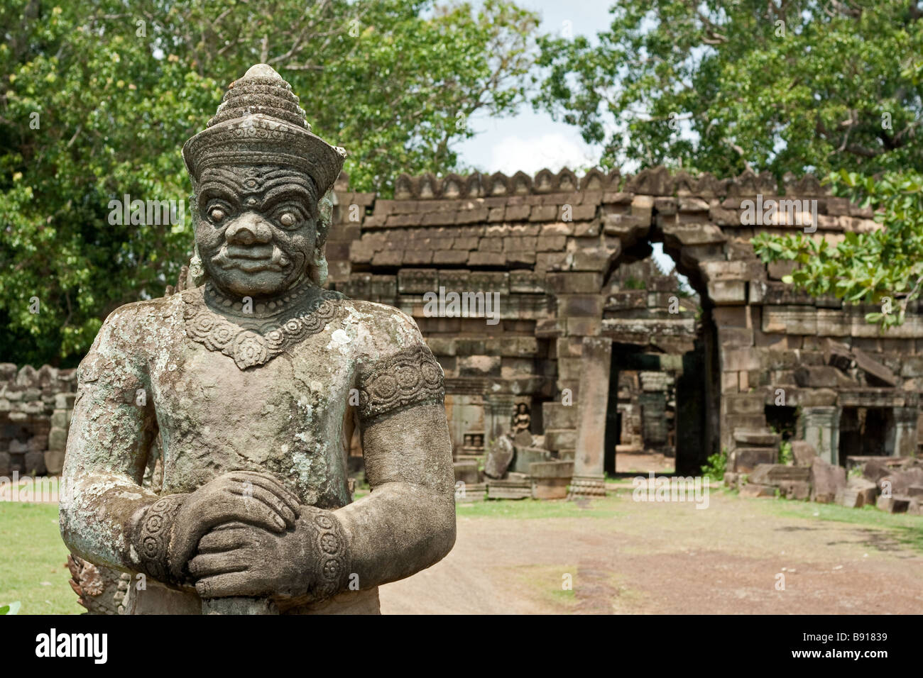 Angkorian stone statue at Wat Nok, Cambodia Stock Photo - Alamy