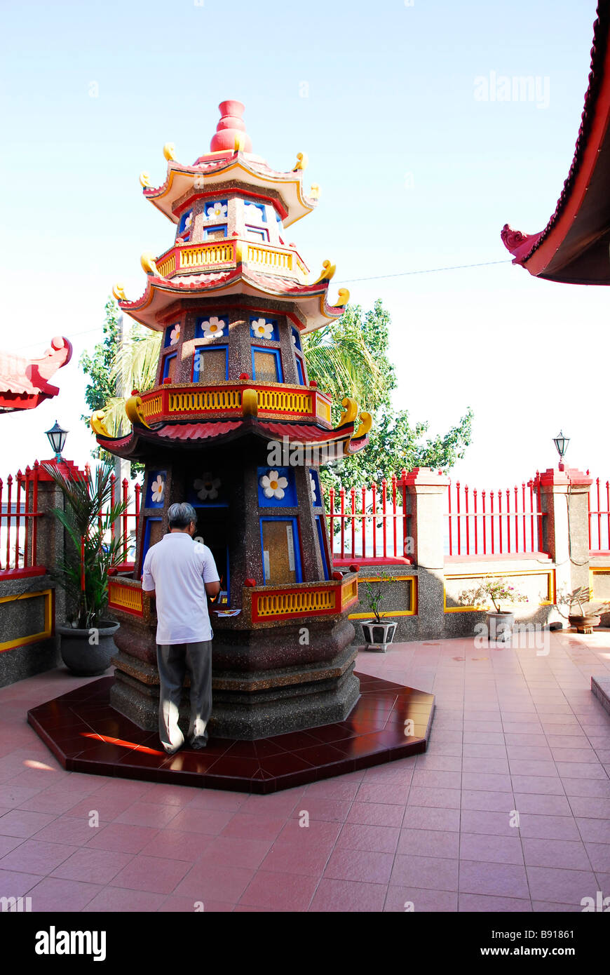 Chinese man burning paper chinese hi-res stock photography and images ...