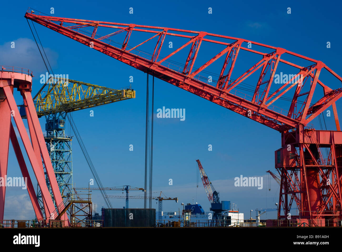 Tyneside shipyard hi-res stock photography and images - Alamy