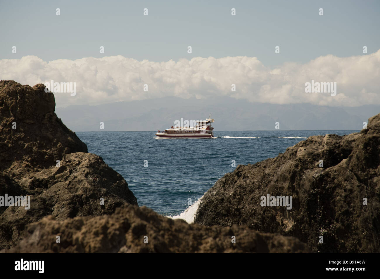 Boat between rocks Stock Photo - Alamy