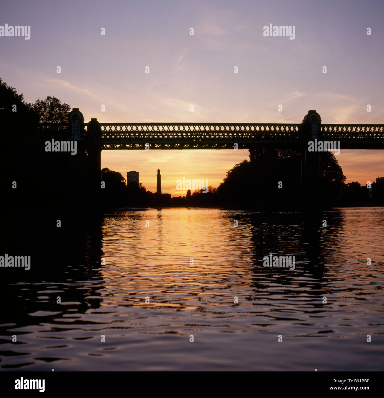 Kew bridge station hi-res stock photography and images - Alamy