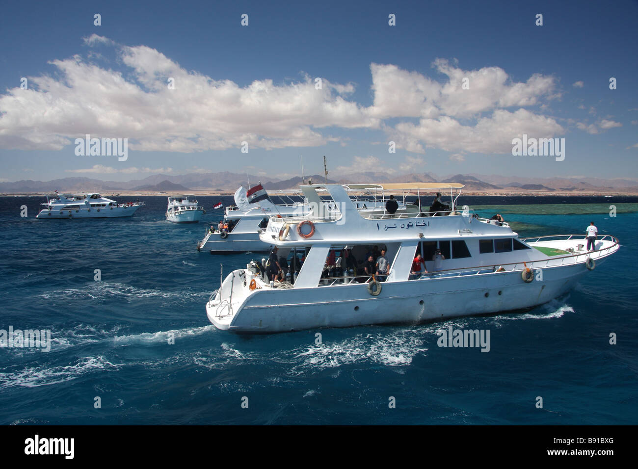 Diving boat over coral hi-res stock photography and images - Alamy