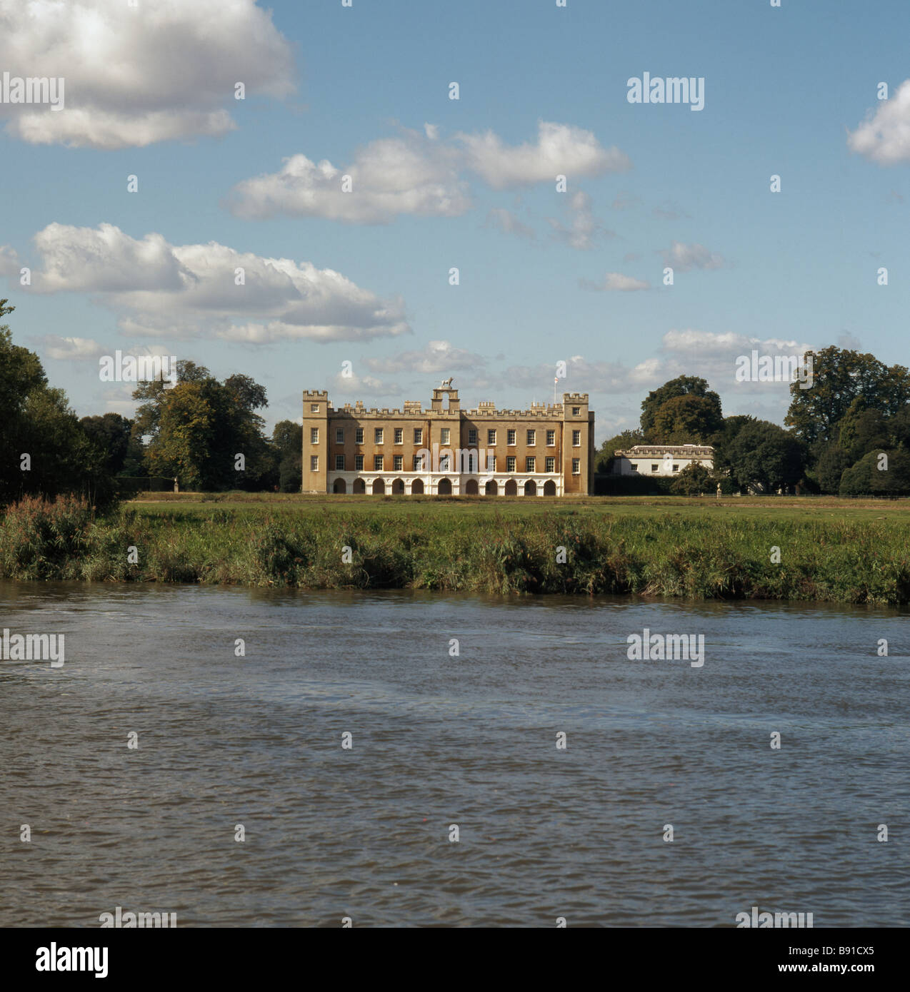 River thames isleworth hi-res stock photography and images - Alamy