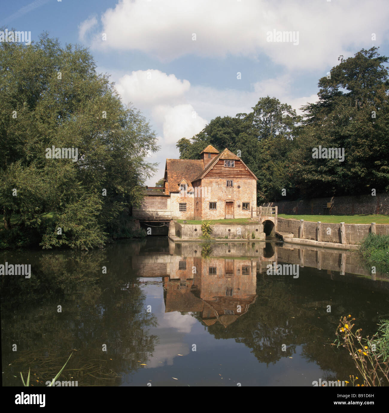 Mapledurham watermilll on the river Thames, Oxfordshire Stock Photo - Alamy