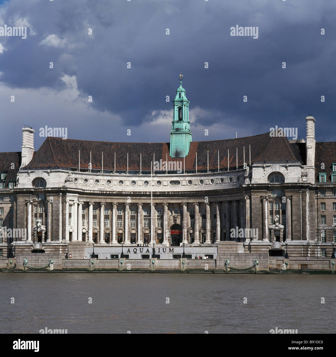 Thames south bank hi-res stock photography and images - Alamy
