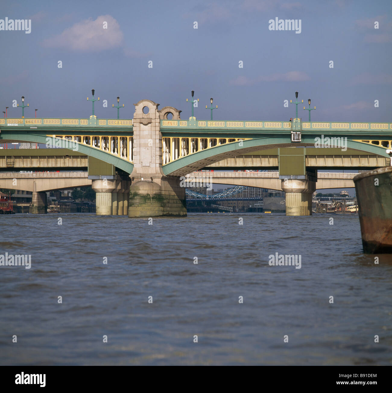 George bridge over river hi-res stock photography and images - Alamy