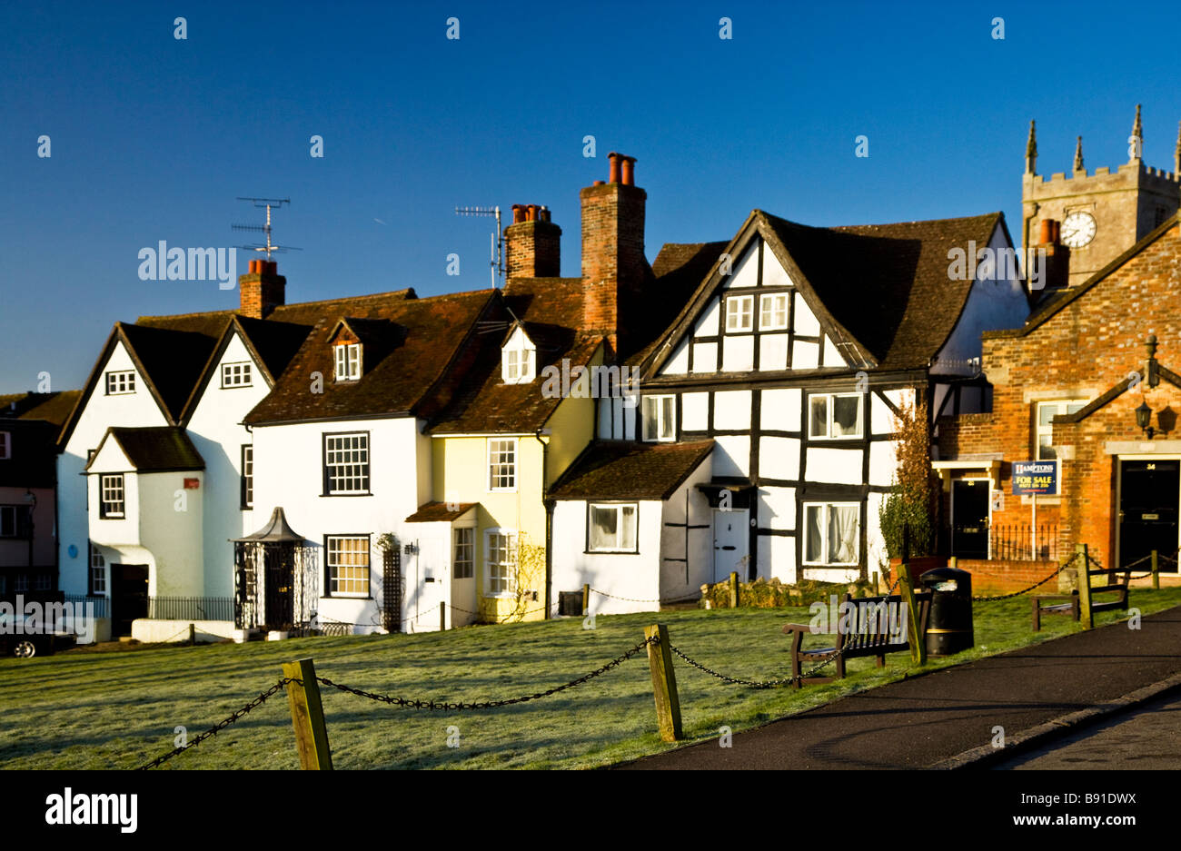 Typical british houses row hi-res stock photography and images - Alamy