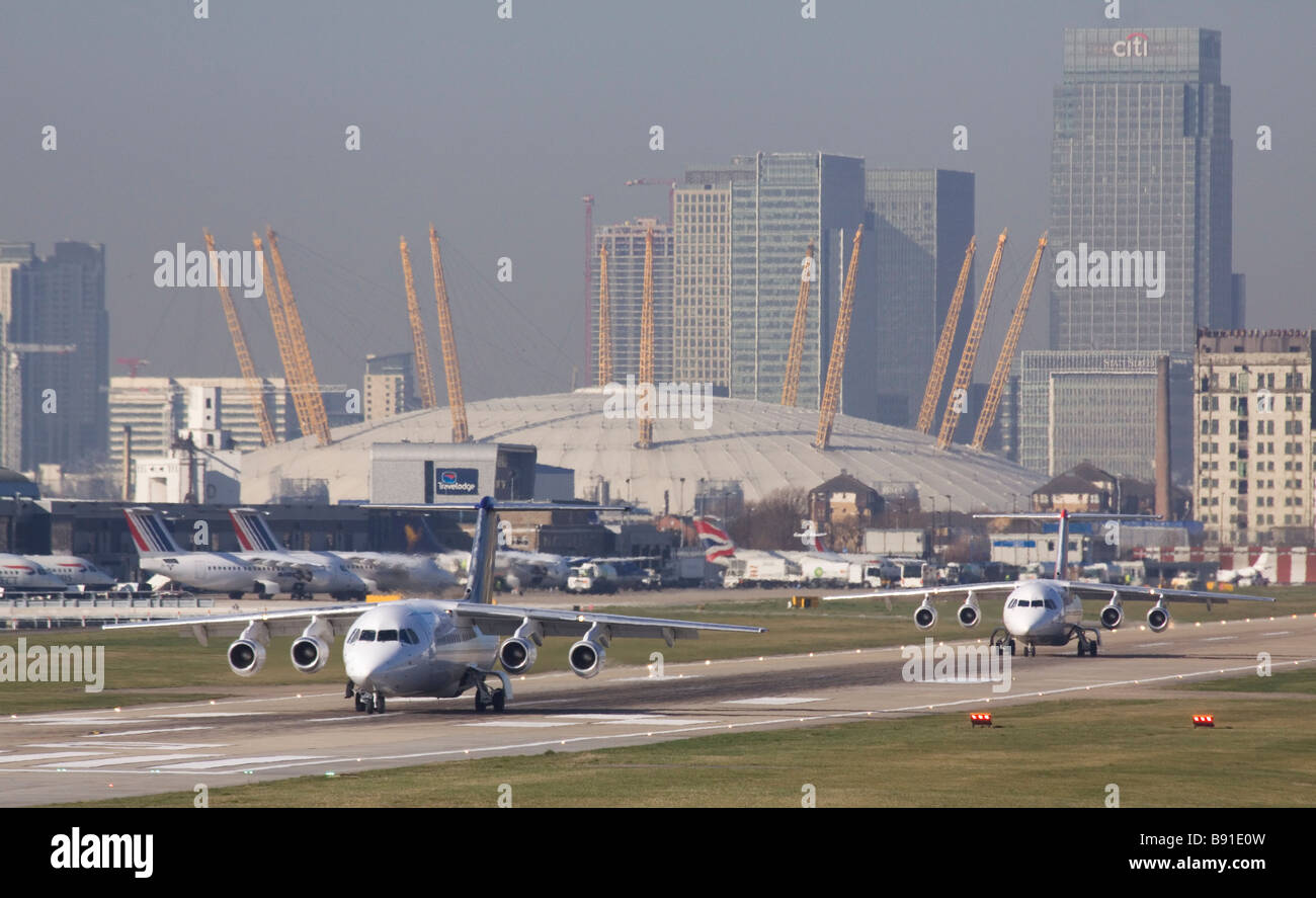Aircraft at London City Airport (LCY Stock Photo - Alamy