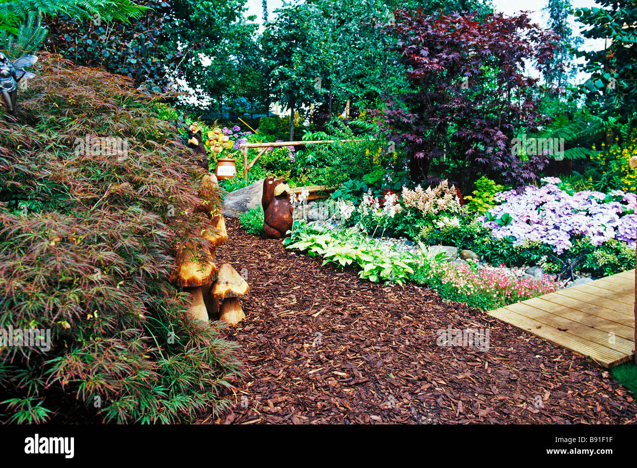 USING BARK CHIPS ON A PATH Stock Photo - Alamy