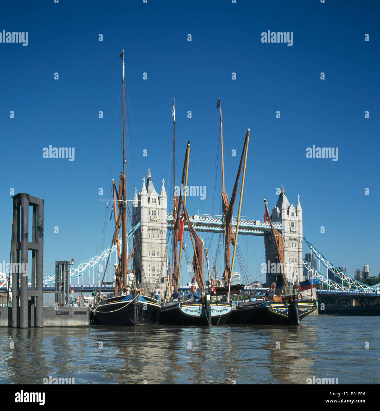 London barges hi-res stock photography and images - Alamy