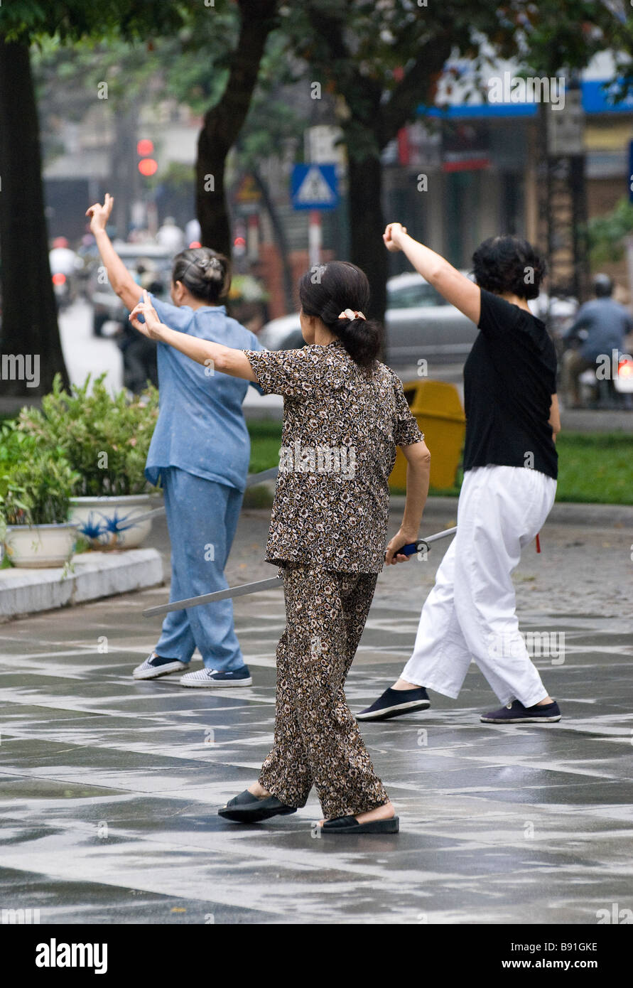 Women performing tai chi hi-res stock photography and images - Alamy