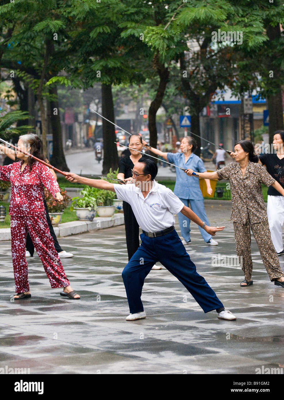 Women performing tai chi hi-res stock photography and images - Alamy