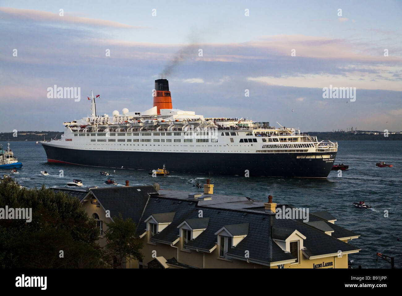 Qe2 ship hi-res stock photography and images - Alamy