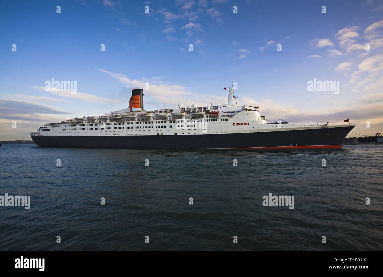 Queen elizabeth ii qe2 ship cork hi-res stock photography and images ...