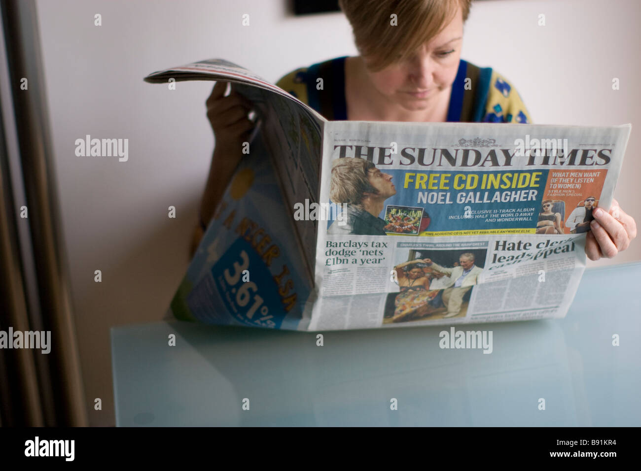 Reading broadsheet newspaper uk hi-res stock photography and images - Alamy