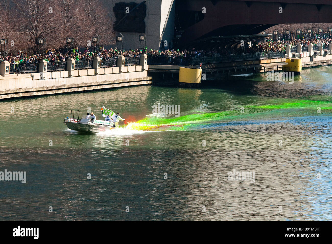 Chicago river green hi-res stock photography and images - Alamy