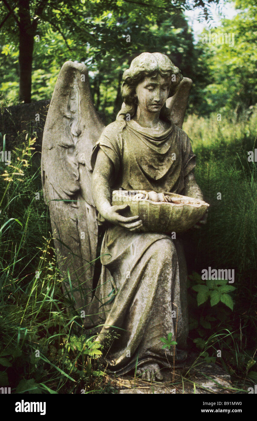 Angel statue in highgate cemetery hi-res stock photography and images ...
